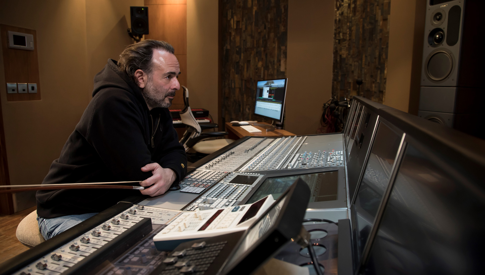 Nathaniel Mechaly, compositeur de la musique de la série Shadowplay ...